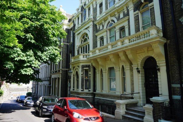 1 bed flat to rent in Castle Hill, Rochester ME1, £900 pcm - Zoopla