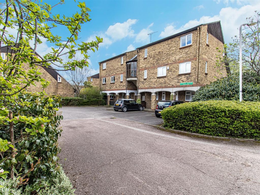2 bed flat for sale in Fairfax Avenue, Basildon SS13 - Zoopla