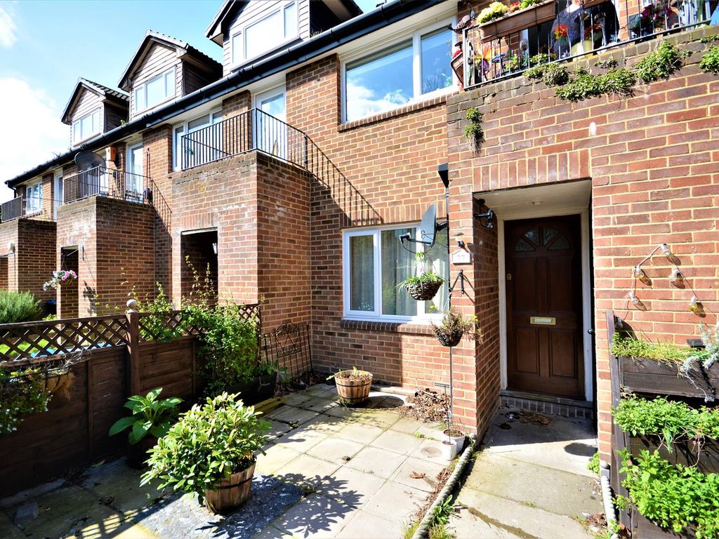 1 Bed Flat For Sale In Brangwyn Crescent Colliers Wood London Sw19 £