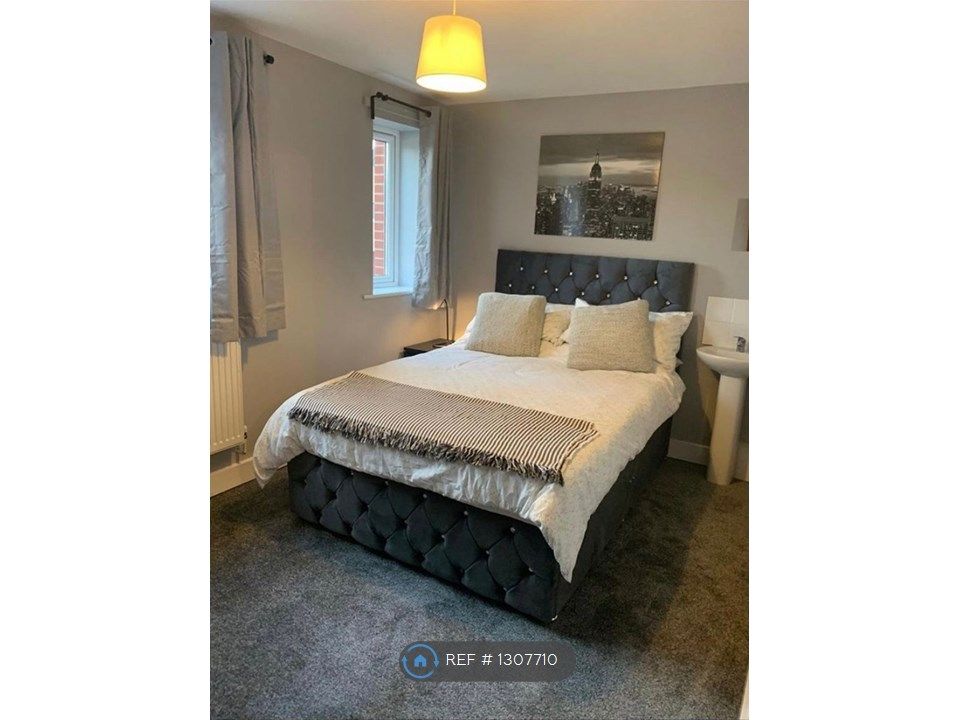Room to rent in Addington Road, Reading RG1 - Zoopla