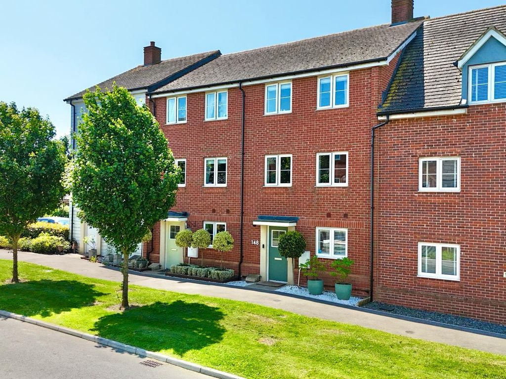 3 Bed Town House For Sale In Jubilee Drive Church Crookham Fleet Gu52