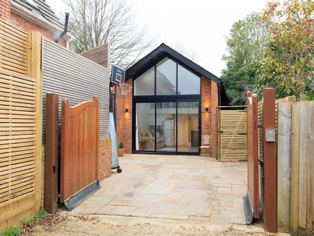 Studio to rent in Wodeland Avenue, Guildford GU2, £1,650 pcm - Zoopla