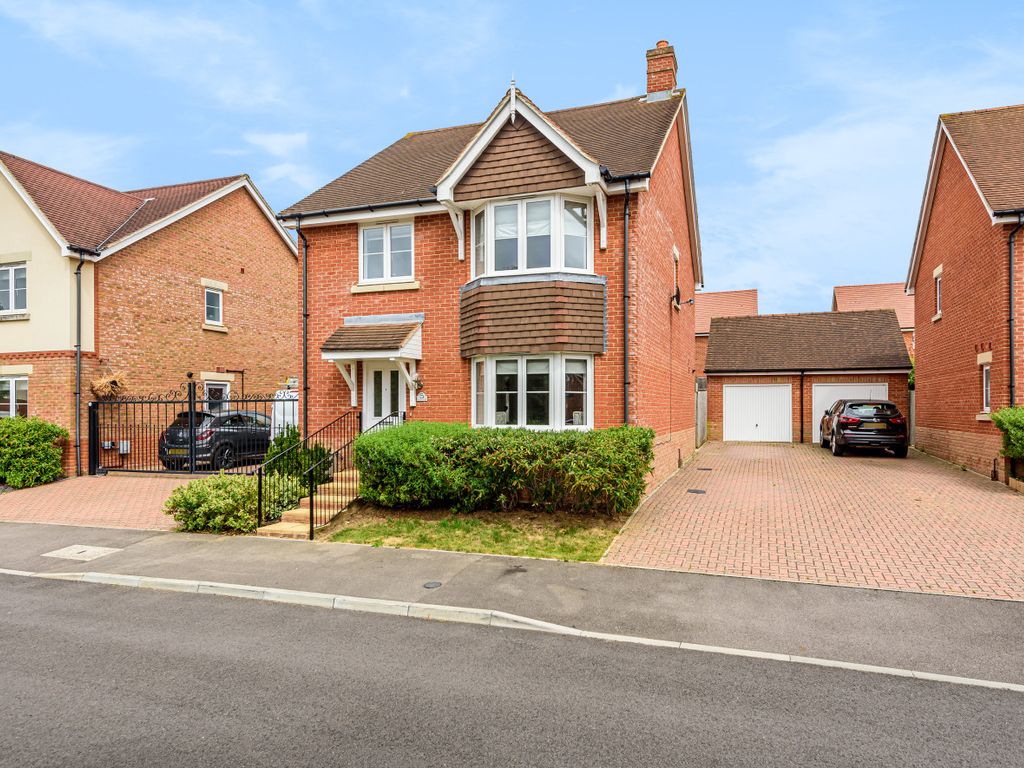 4 bed detached house to rent in Columba Gardens, Wokingham RG40 - Zoopla