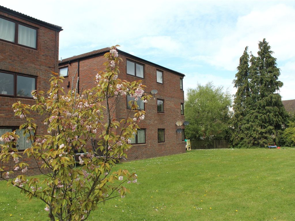 1 bed flat for sale in Greyhound Close, Ash, Aldershot GU12 - Zoopla