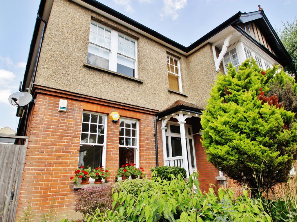 2 bed flat to rent in Glengall Road, Woodford Green IG8, £1,500 pcm ...