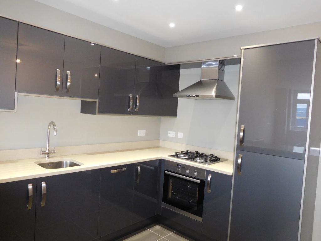 2 bed flat to rent in Springfield Road, Horsham RH12 - Zoopla