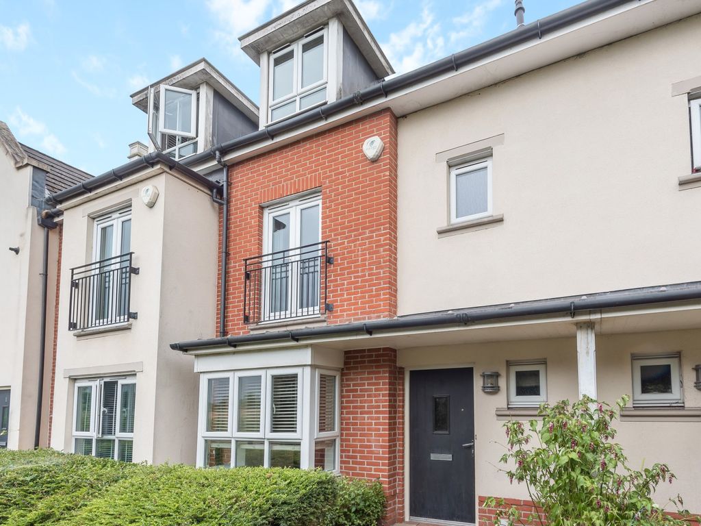 4 bed terraced house for sale in Palace Way, Woking GU22, £475,000 - Zoopla