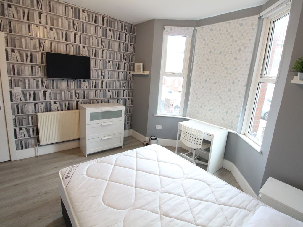 Room to rent in Avondale Road, Luton LU1 - Zoopla