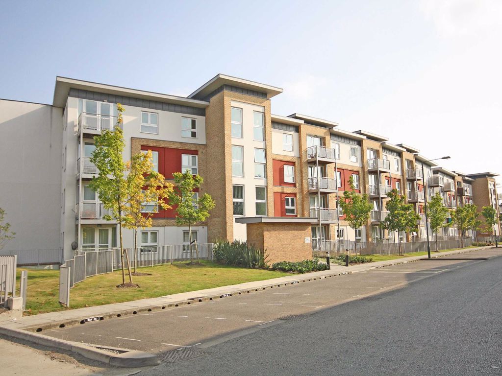 2 bed bungalow to rent in Langhorn Drive, Twickenham TW2 - Zoopla