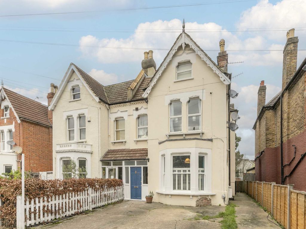 3 bed flat to rent in Hopton Road, London SW16 - Zoopla