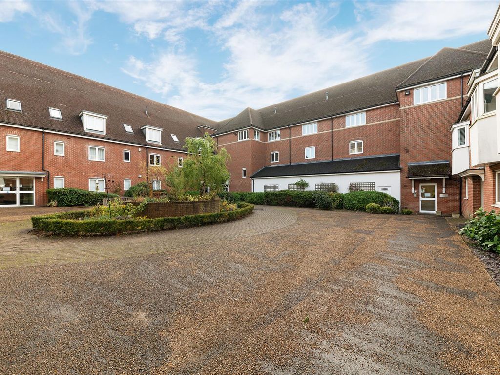 3 bed flat to rent in Wingfield Court, Banstead SM7, £1,950 pcm - Zoopla