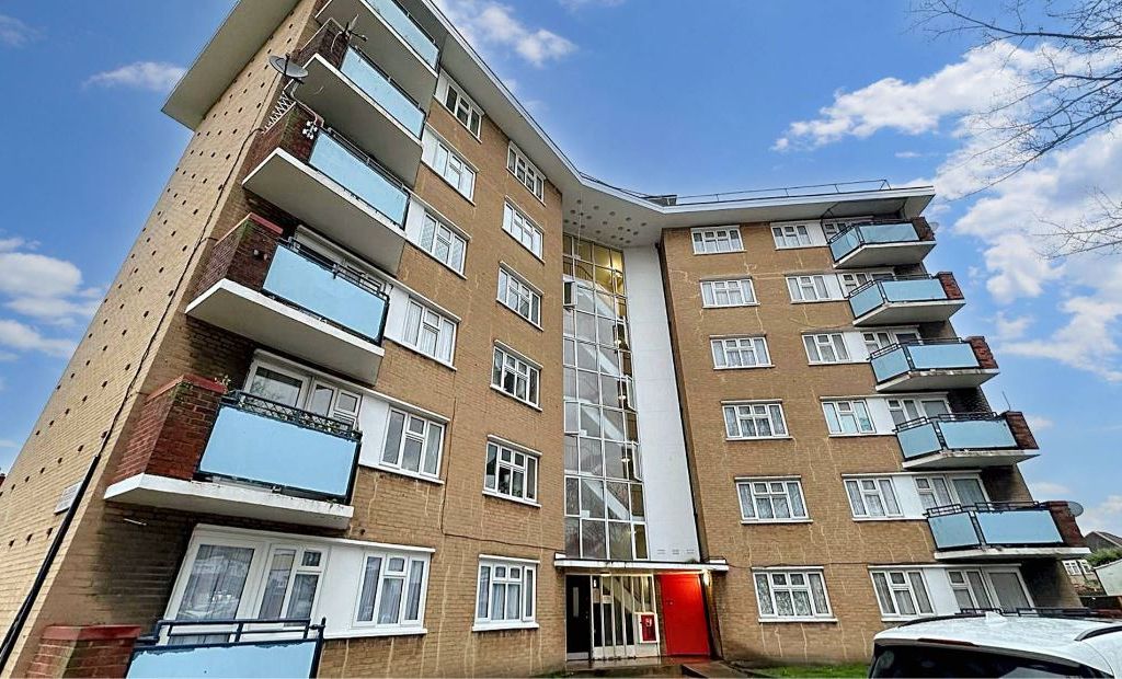 3 bed flat for sale in Ilford Lane, Ilford IG1, £300,000 - Zoopla