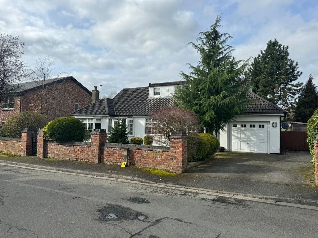 4 bed detached bungalow for sale in Delaford Avenue, Worsley M28, £ ...