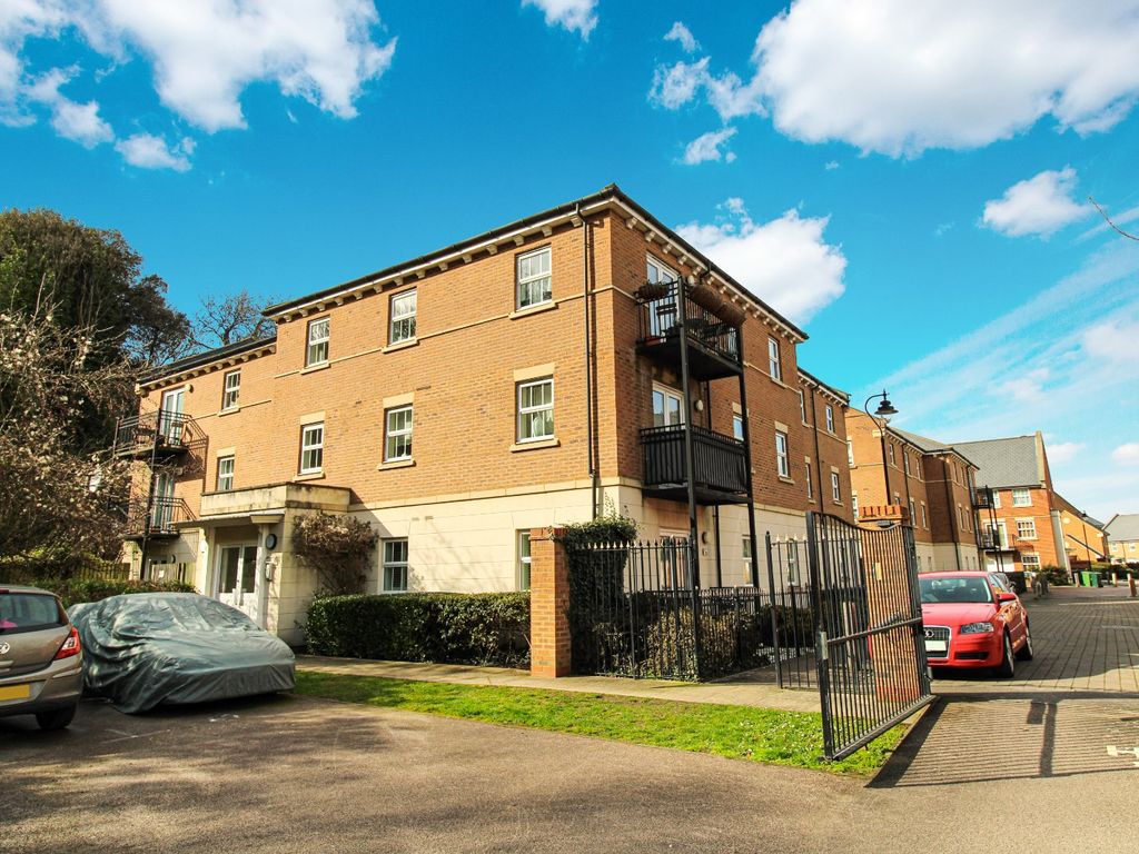 2 bed flat to rent in Empire Walk, Greenhithe, Kent DA9, £1,400 pcm ...