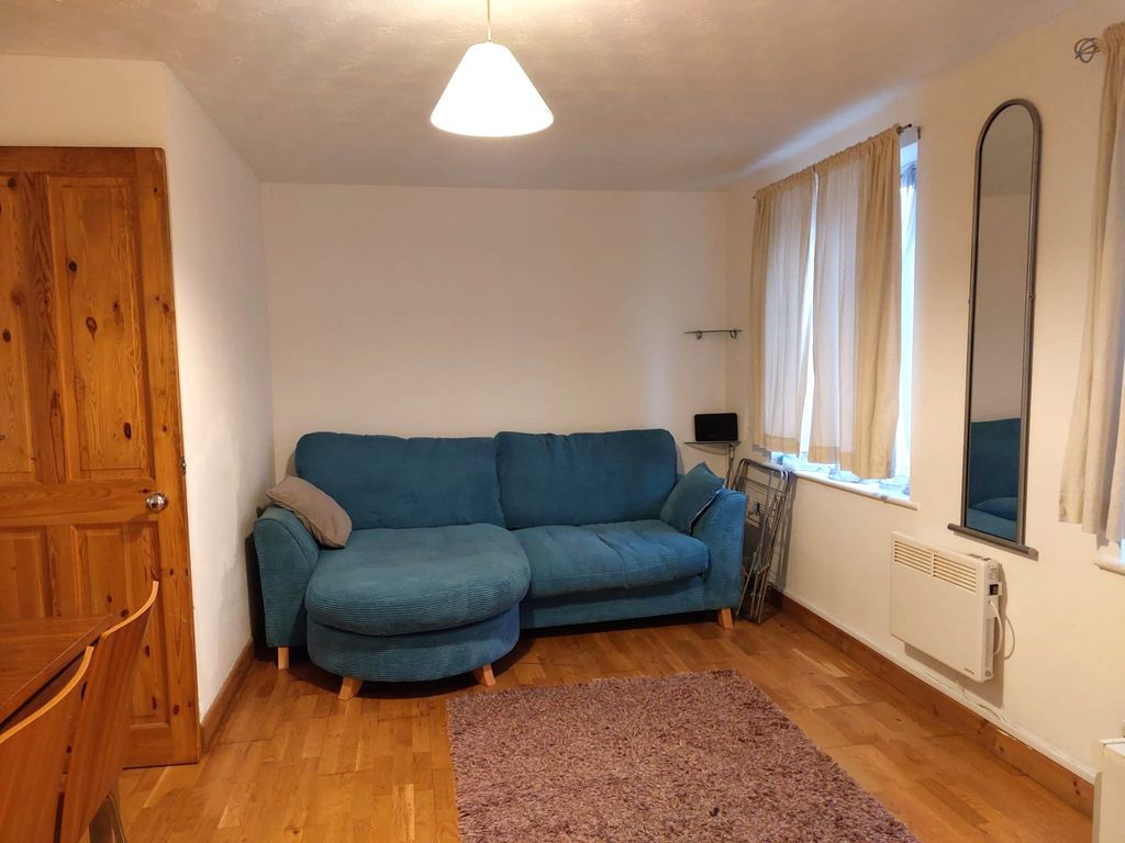 1 bed flat to rent in Garden Mews, Littledown Road, Slough, Berkshire ...