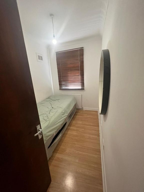 Room to rent in Springfield Mount, London NW9, £650 pcm - Zoopla