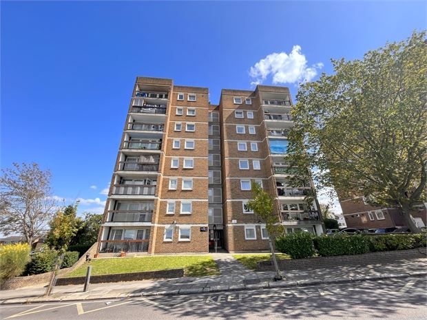 2 bed flat to rent in Bloomfield Road, Woolwich, London. SE18, £1,700 ...