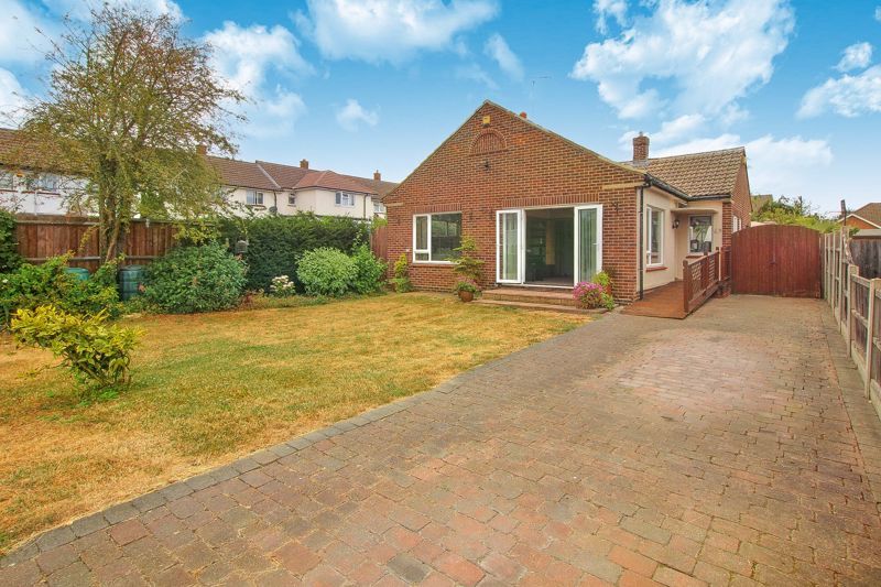 3 bed detached bungalow for sale in Victoria Road, Laindon, Basildon ...