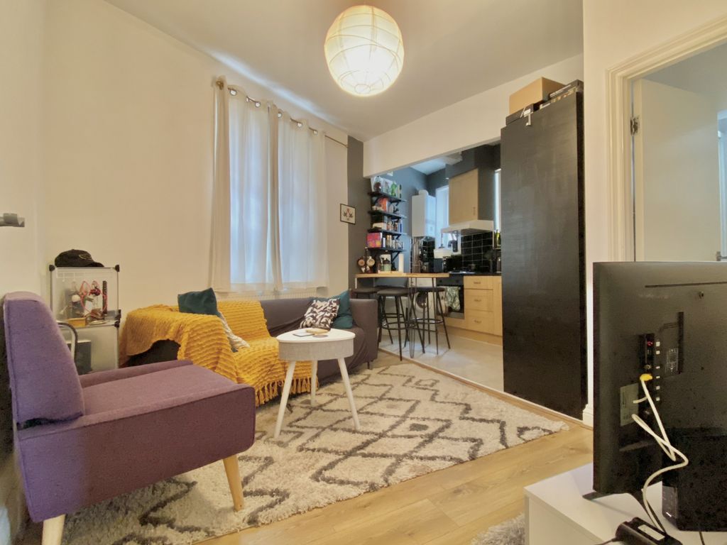 1 bed flat to rent in Sellincourt Road, London SW17, £1,550 pcm - Zoopla