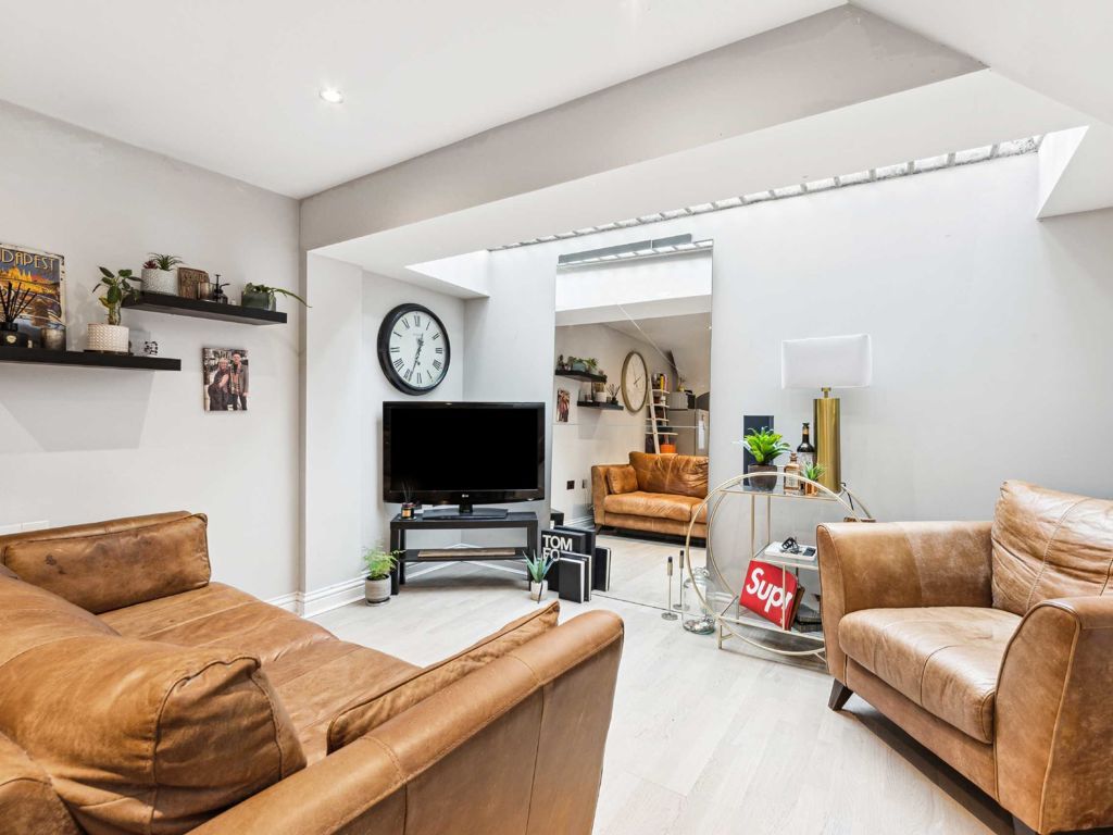 1 bed flat for sale in Lockington Road, London SW8 - Zoopla