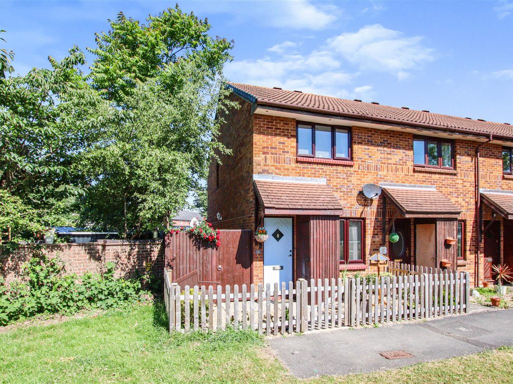 2 Bed End Terrace House For Sale In Pimpernel Close Locks Heath