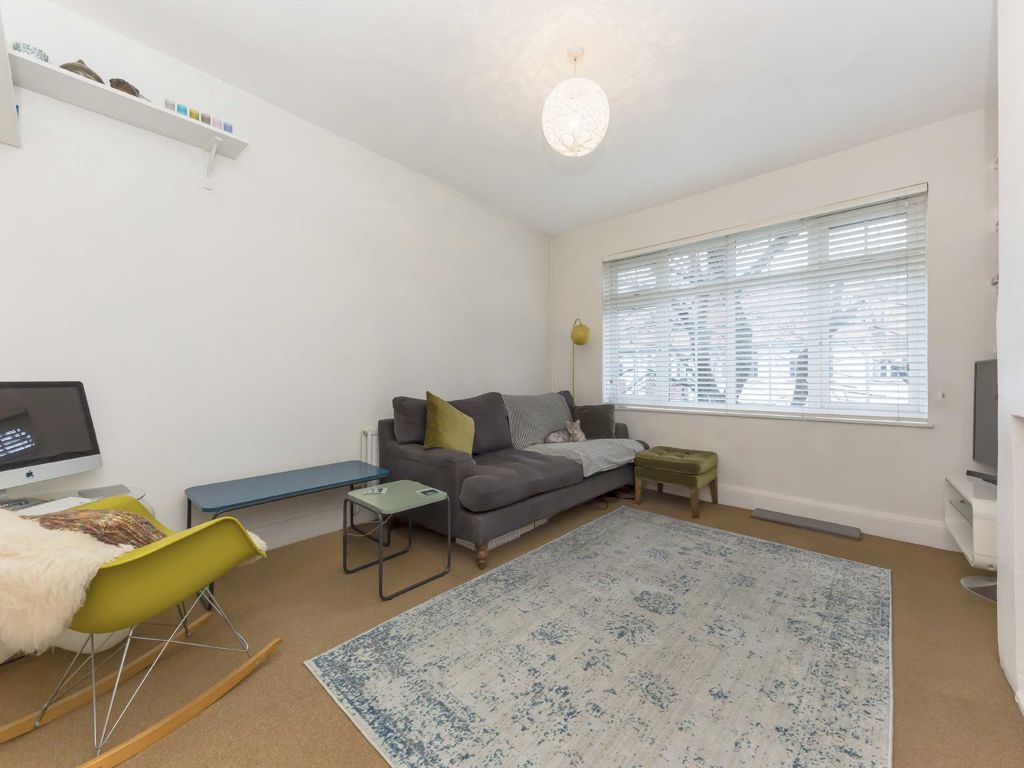 2 bed flat to rent in Godley Road, London SW18, £2,100 pcm - Zoopla