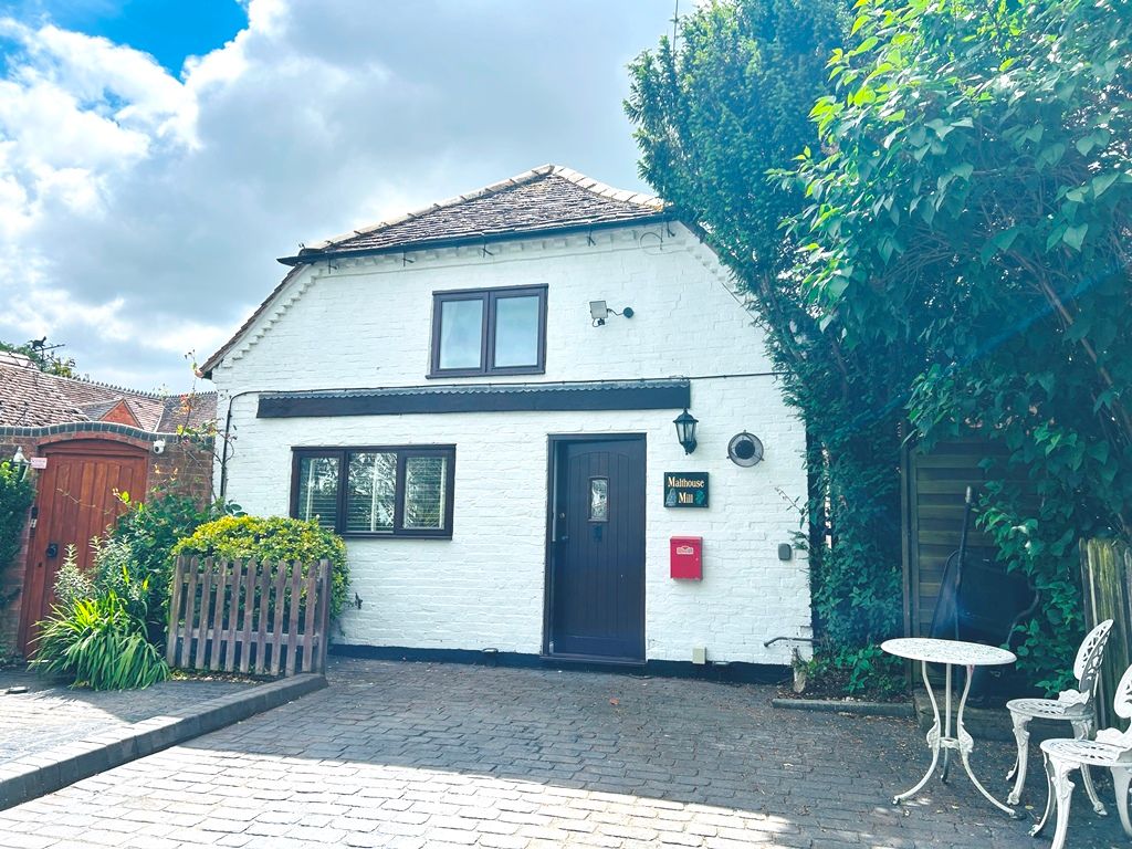 3 bed link detached house for sale in The Green, Rous Lench WR11, £ ...