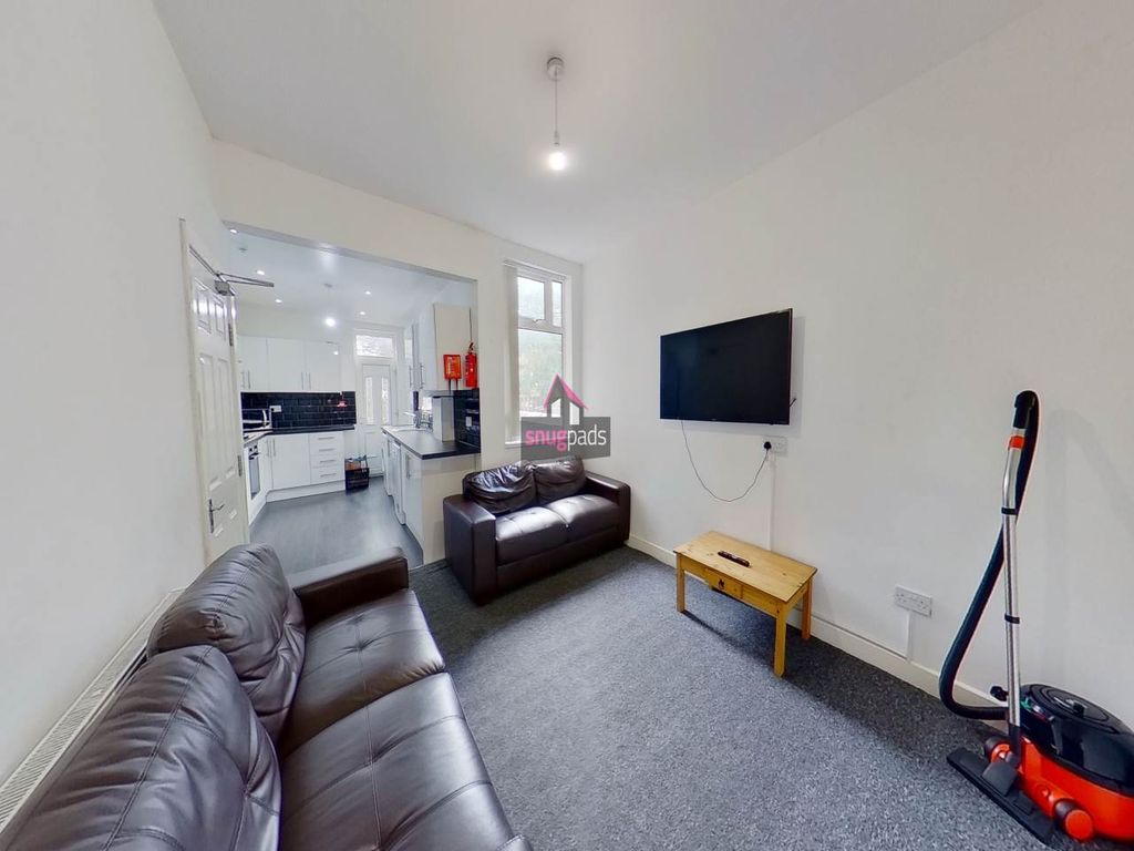 6 bed property to rent in Elleray Road, Salford M6 - Zoopla