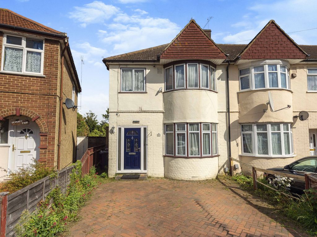 3 bed semi-detached house for sale in Willow Way, Luton, Bedfordshire ...