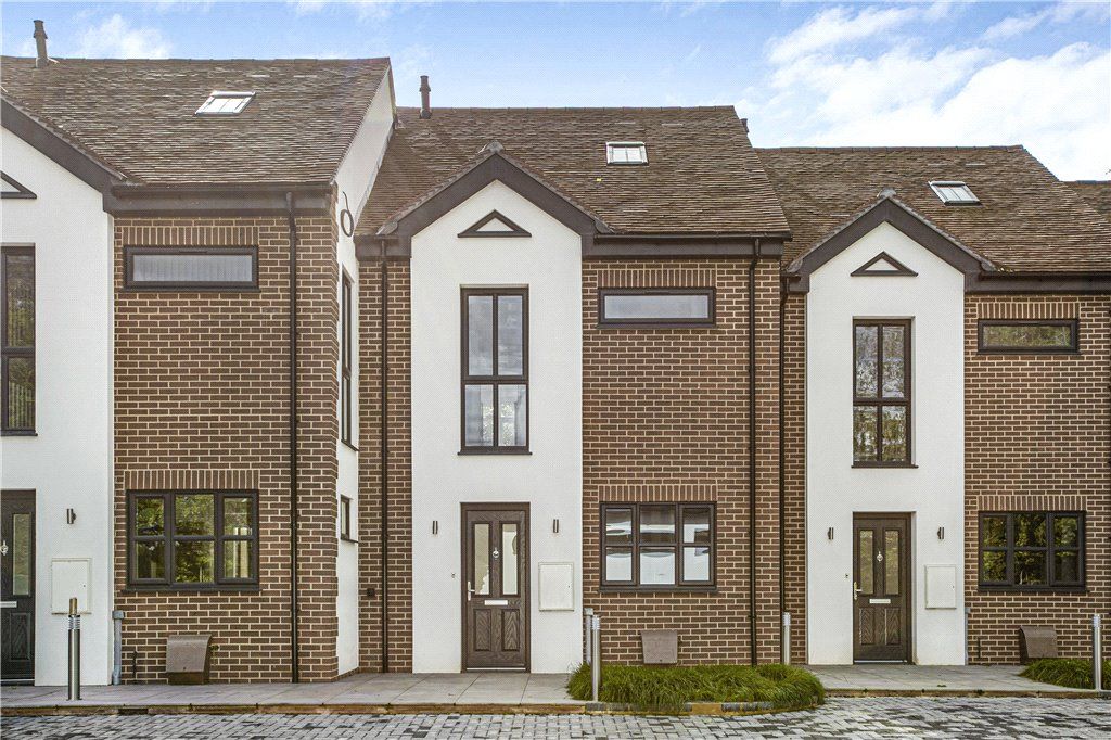 3 bed terraced house to rent in Langford Close, Guildford GU3, £2,400 ...