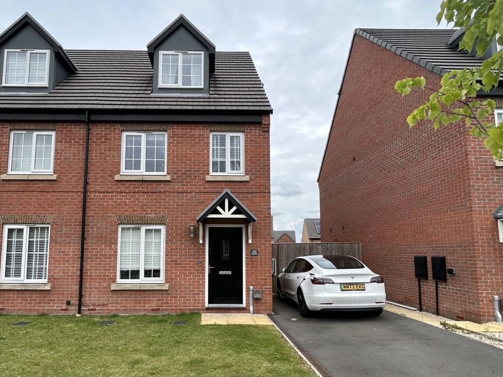 3 bed town house for sale in Castle Crescent, Pontefract WF8, £270,000 ...