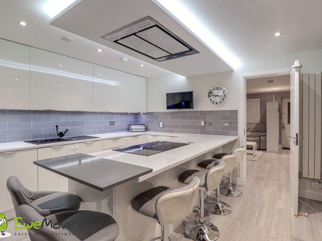 3 bed semi-detached house for sale in Verde Close, Luton, Bedfordshire ...
