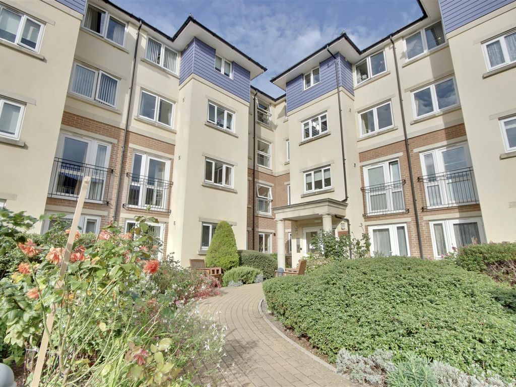 2 bed flat for sale in Alverstone Road, Southsea PO4, £210,000 - Zoopla