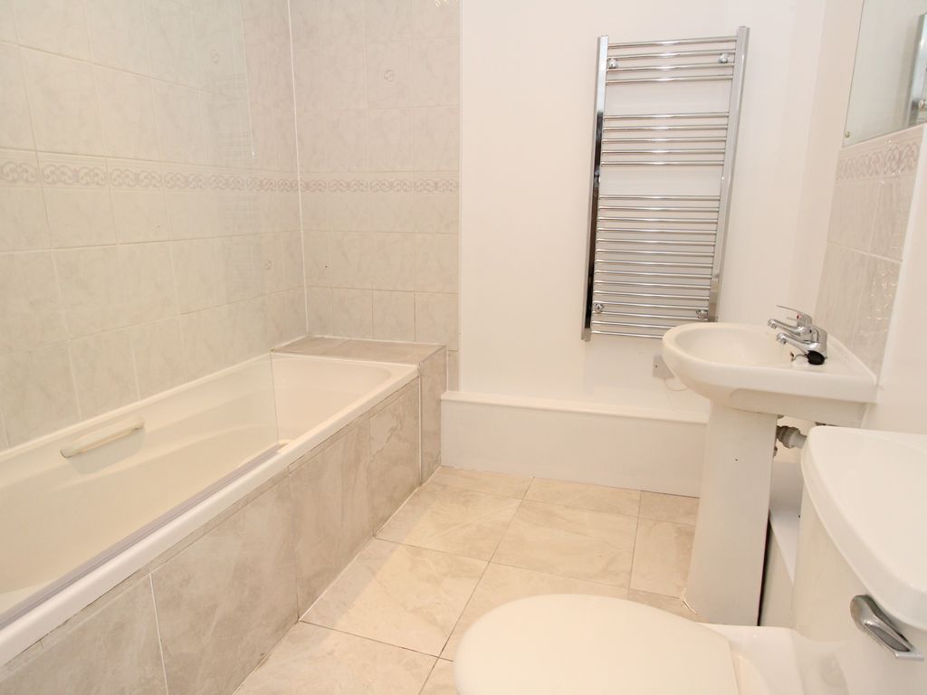 2 bed flat to rent in Upper Crown Street, Reading RG1, £1,395 pcm - Zoopla