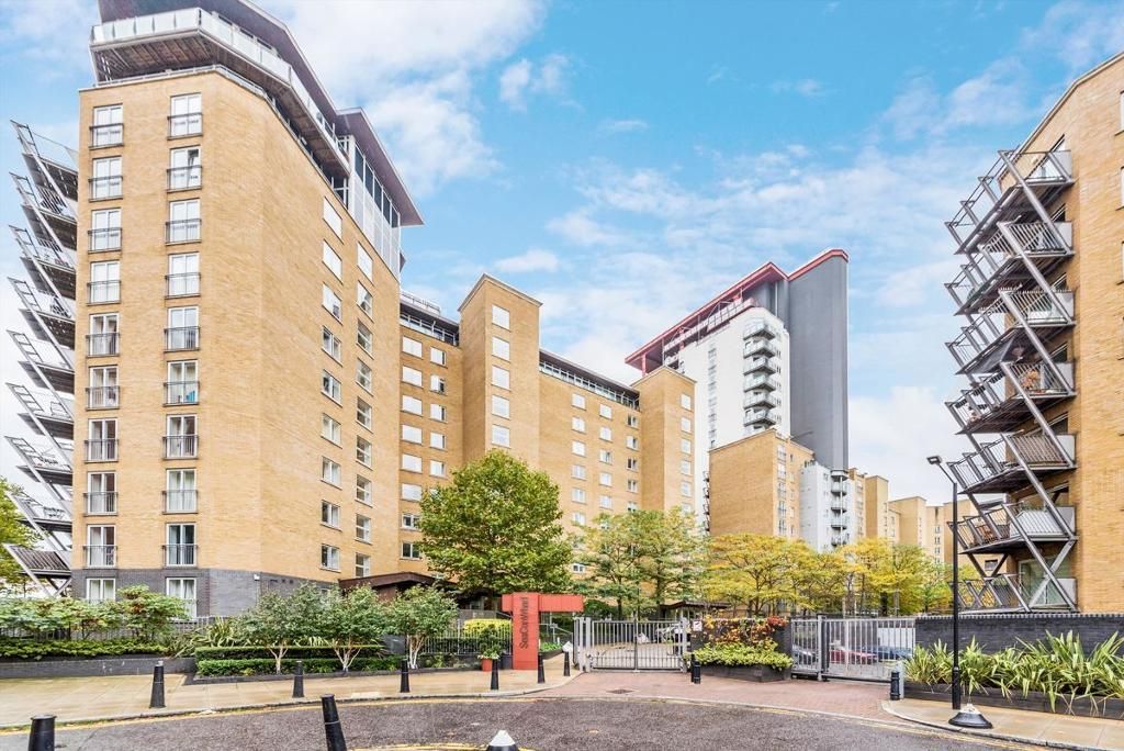 2 bed flat to rent in Seacon Tower, Hutchin Street, South Quay ...