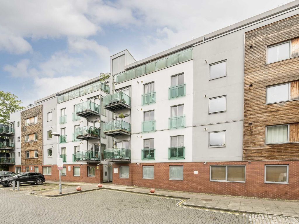 2 bed flat to rent in Evan Cook Close, London SE15, £2,000 pcm - Zoopla
