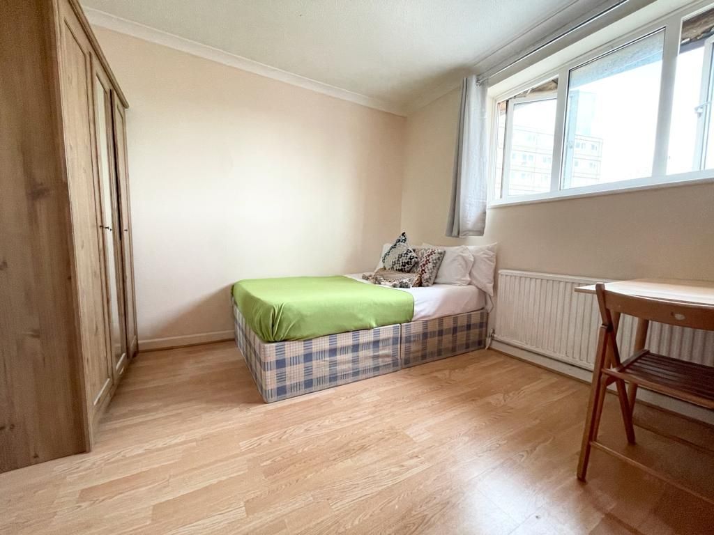 Room to rent in Capstan Square, London E14 - Zoopla
