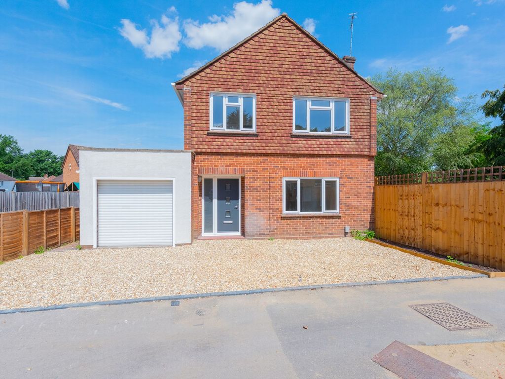 3 bed detached house for sale in Woodcot Gardens, Farnborough GU14, £ ...