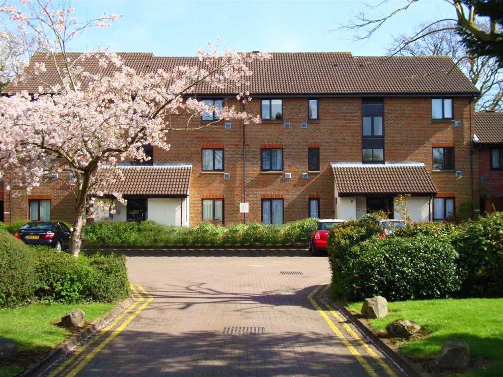 2 bed flat to rent in Braybourne Drive, Isleworth TW7, £1,500 pcm - Zoopla