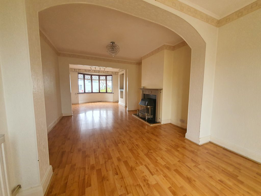 3 Bed Semi Detached House To Rent In Waltham Avenue Hayes Ub3 £2 400