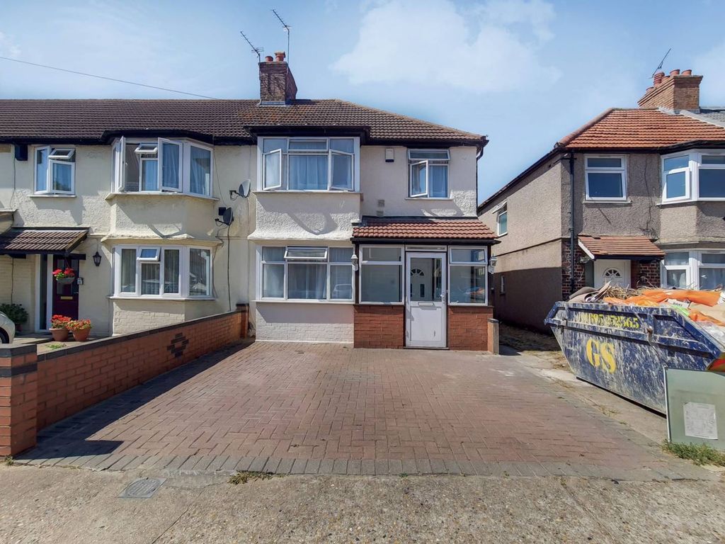 3 bed end terrace house for sale in Basildene Road, Hounslow TW4 - Zoopla