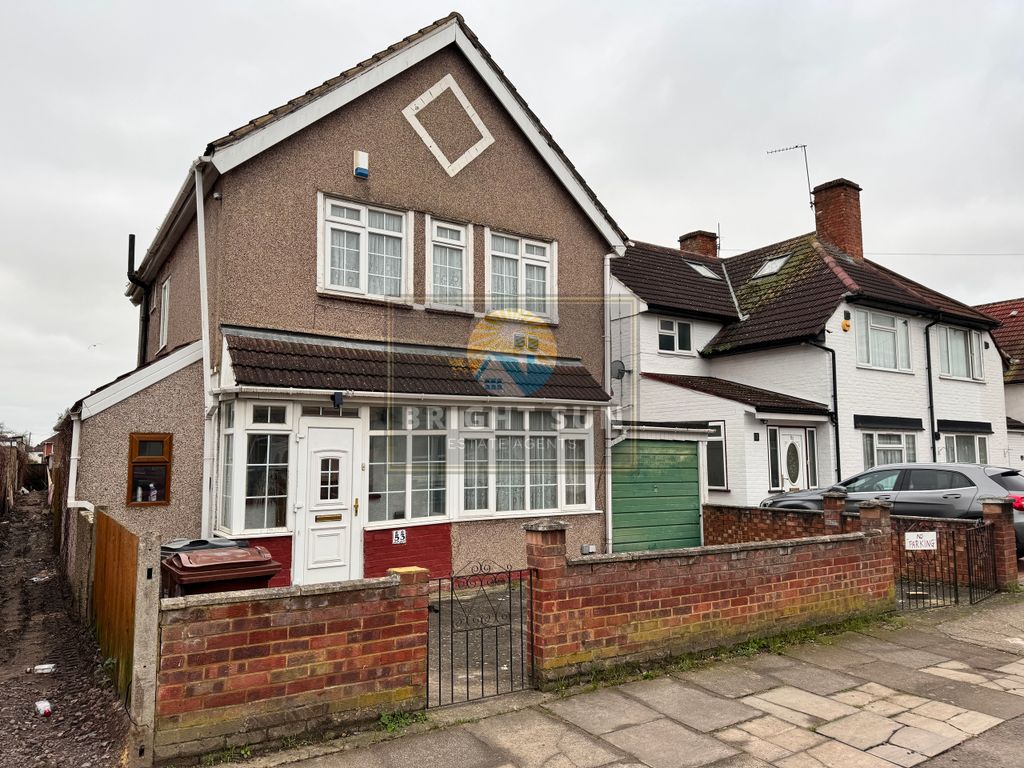 3 Bed Link Detached House For Sale In Wellington Avenue Hounslow
