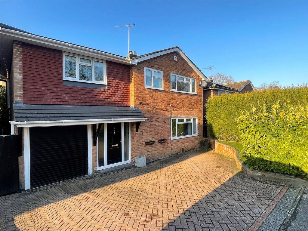 5 bed detached house for sale in Glynswood, Camberley GU15 - Zoopla