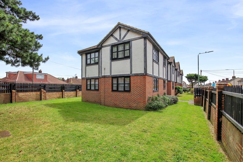 1 bed flat for sale in Brampton Road, Bexleyheath DA7, £250,000 - Zoopla