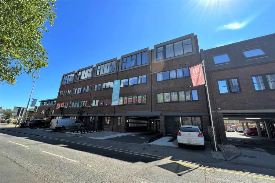 1 bed flat to rent in Trinity Place, Woking GU21, £1,250 pcm - Zoopla