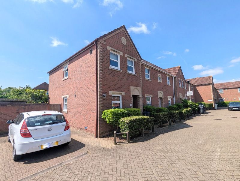 2 bed terraced house for sale in Sledmere Court, Feltham TW14 - Zoopla
