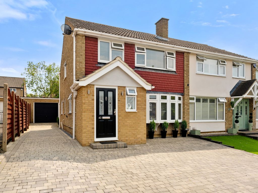 3 Bed Semi Detached House For Sale In Deer Park Harlow Essex Cm19