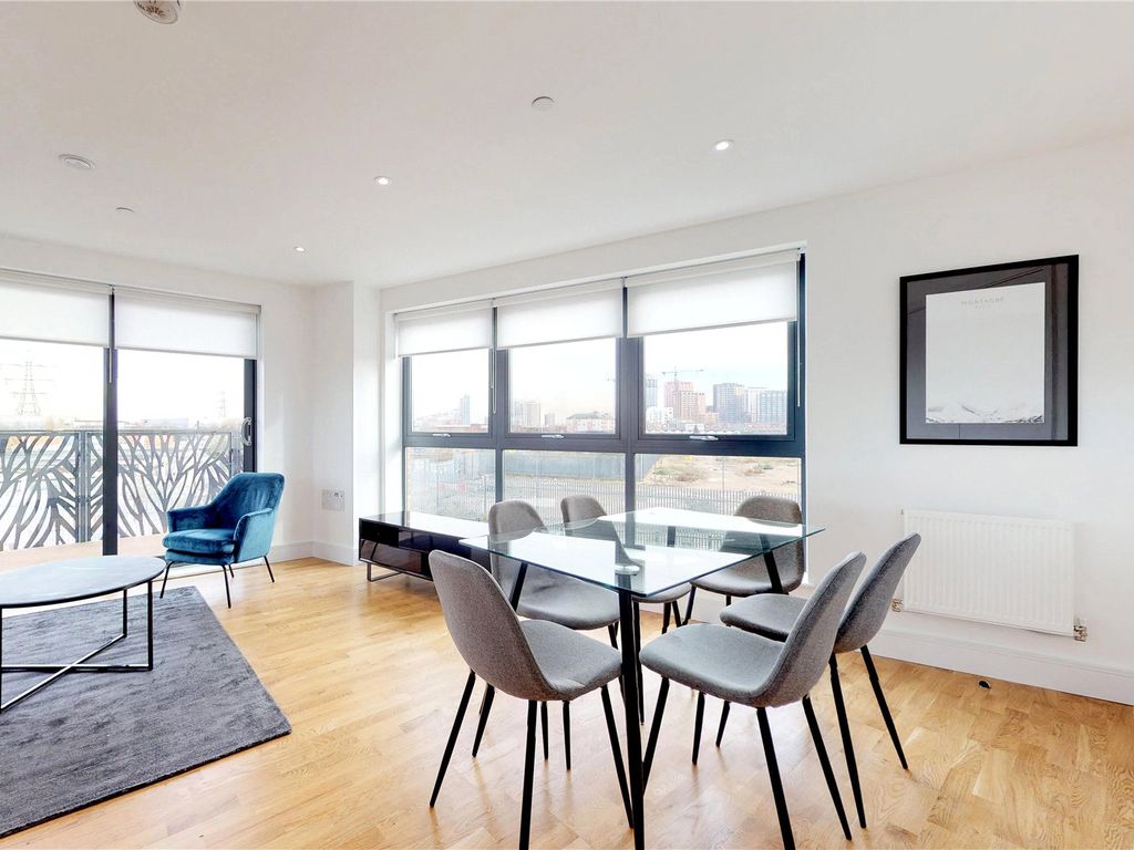 3 bed flat to rent in City View Point, Poplar E14, £3,142 pcm - Zoopla