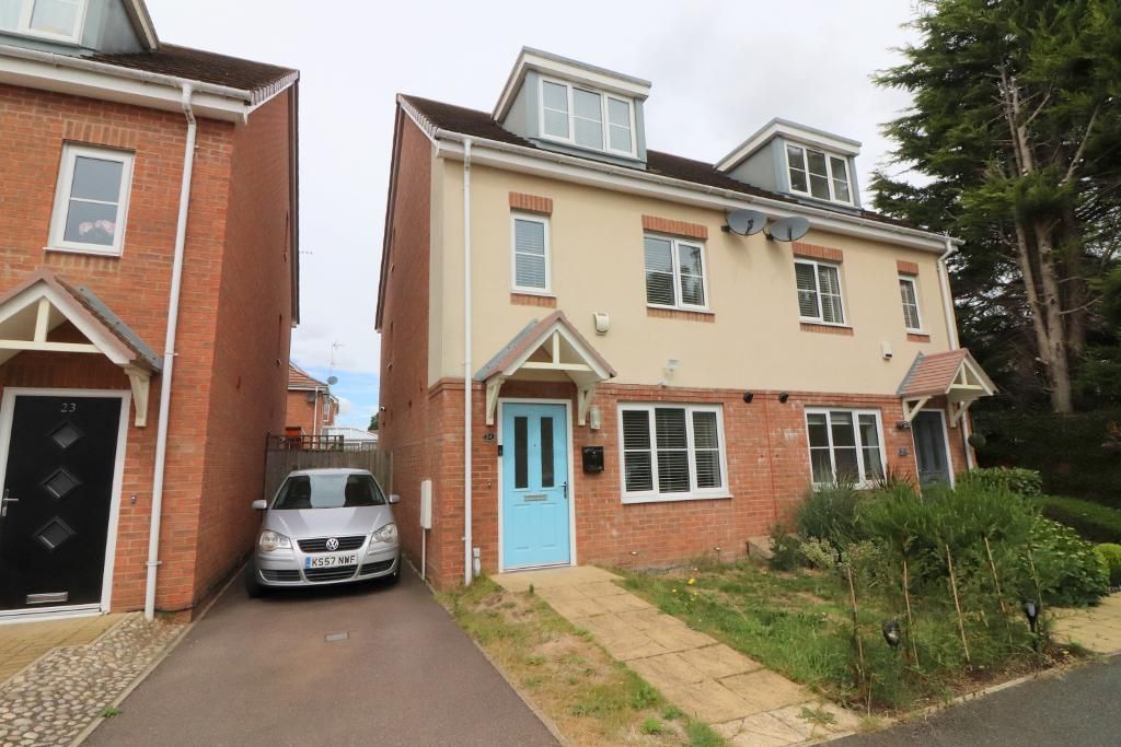 3 bed semi-detached house for sale in Verde Close, Luton, Bedfordshire ...