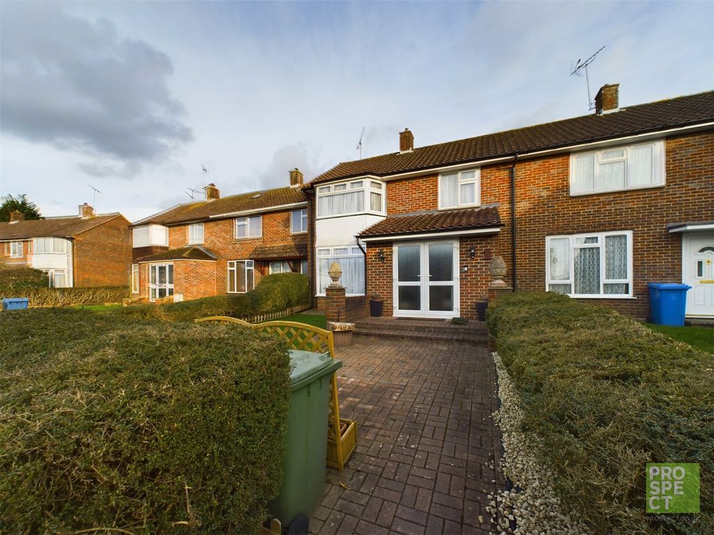 3 Bed Terraced House To Rent In Garth Square Bracknell Berkshire Rg42